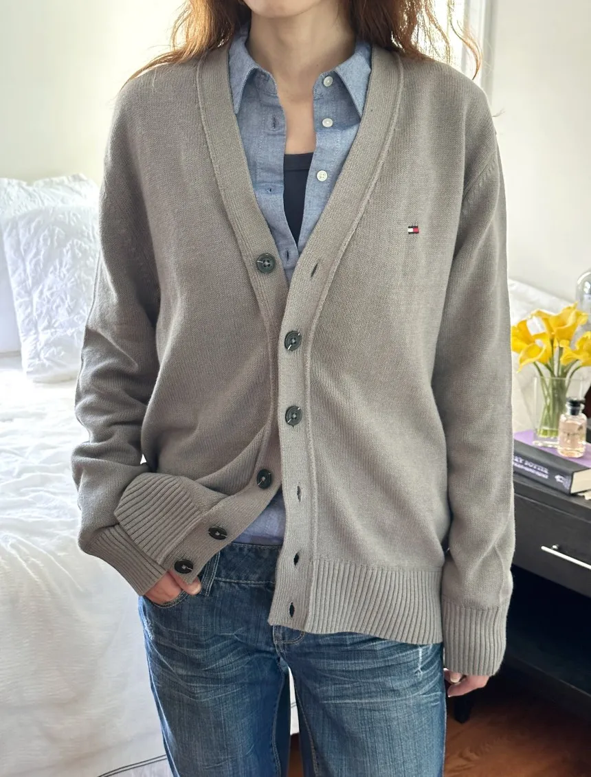 타미힐피거 남성 23FW 브이넥 미니 플래그 버튼다운 니트 가디건 | 상품 상세 | 크로켓