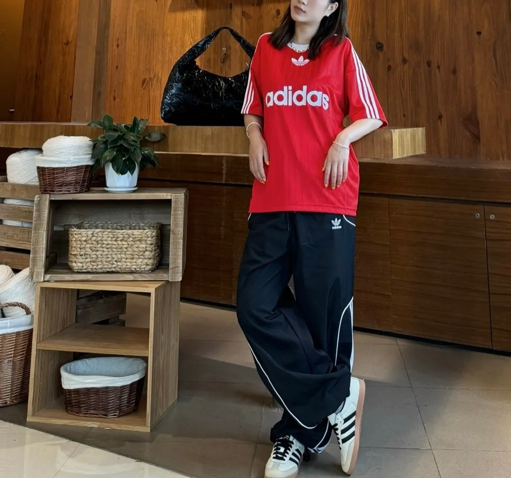 아디다스 남녀공용 루즈핏 오리지널 삼선 레드 사커 저지 반팔티 IM9458 | 상품 상세 | 크로켓