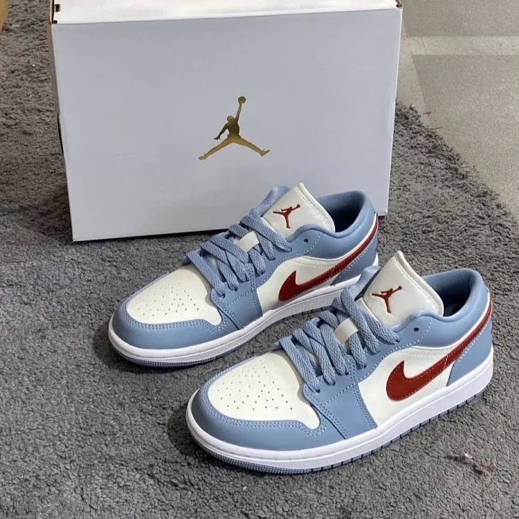 나이키 에어조던 1 로우 레트로 블루 그레이 듄 레드 화이트 우먼스 DC0774-164 | 크로켓