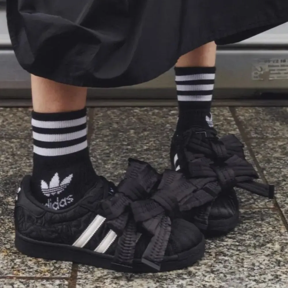 아디다스 CAROLINE HU 슈퍼스타 블랙 화이트 JR7978 | 상품 상세 | 크로켓