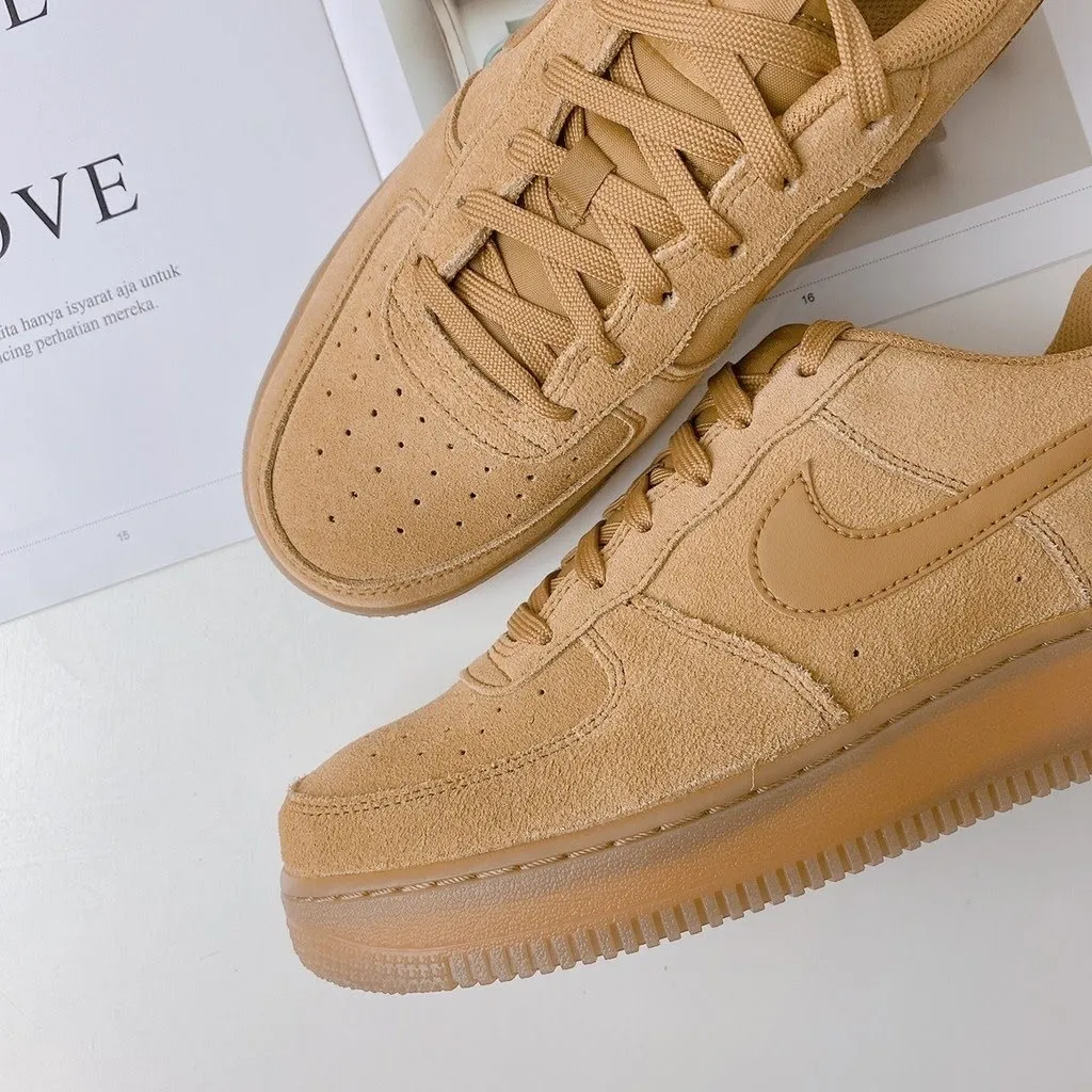 나이키 에어포스 1 로우 모카 스웨이드 GS 우먼스 BQ5485-700 | 크로켓