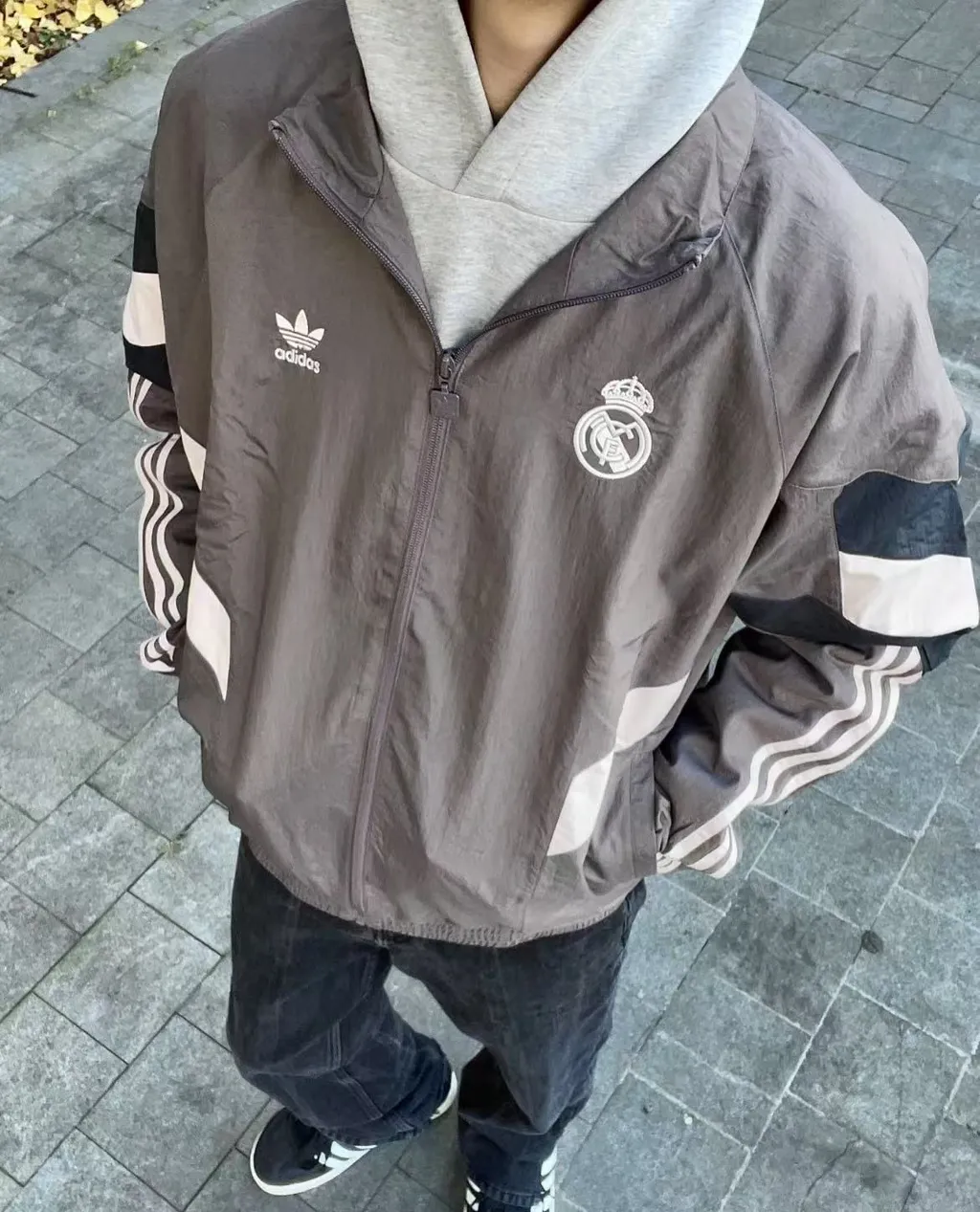 아디다스 오리지널 레알 24/25 마드리드 바람막이 자켓 그레이 JI9479 | 크로켓