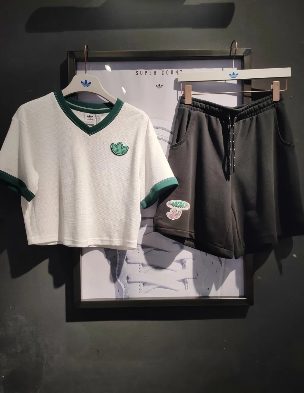 아디다스 adidas HOLIDAY GRAPHIC SHORTS 편하 반바지 여성 IW6302 | 크로켓