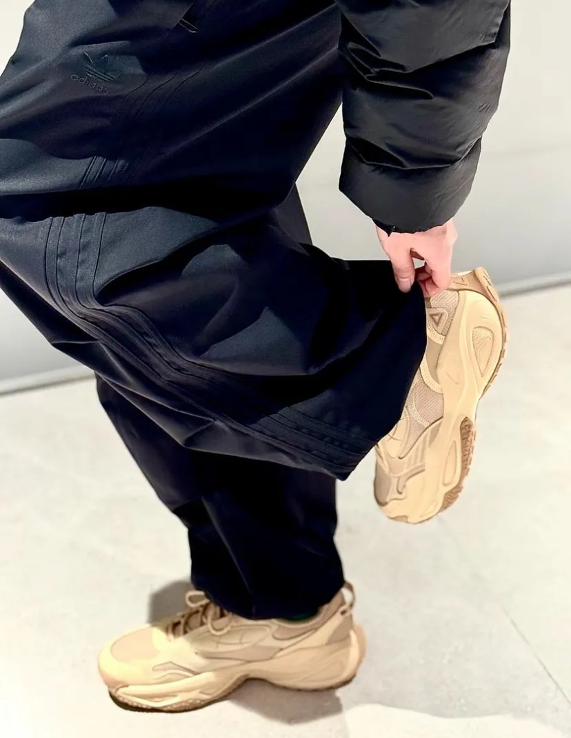 아디다스 오리지널 파라슈트 트랙 와이드 트레이닝 팬츠 블랙 IY2075 | 크로켓