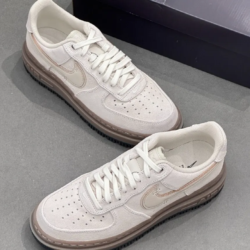 나이키 에어포스 1 럭스 라이트 오어우드 브라운 검 HV2531-100 | 크로켓