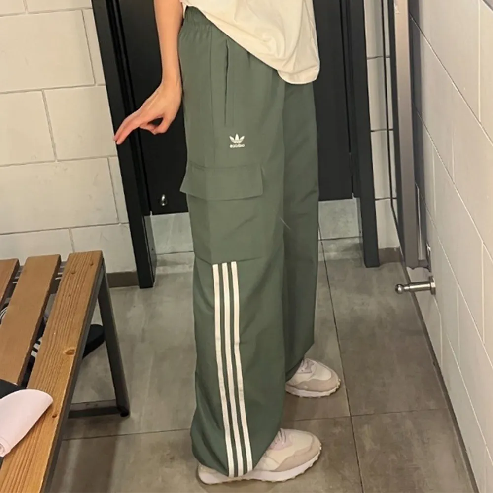 아디다스 오리지널 아디 컬러 카고 팬츠 IZ0716 | 크로켓