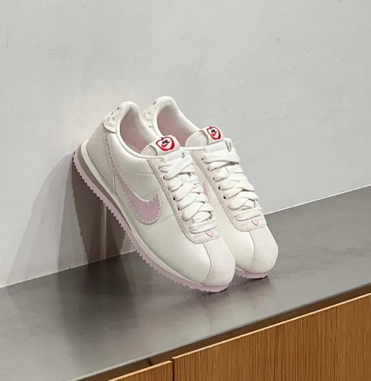 나이키 우먼즈 코르테즈 스니커즈 발렌타인 화이트 세일 핑크폼 HV6012-161 | 상품 상세 | 크로켓