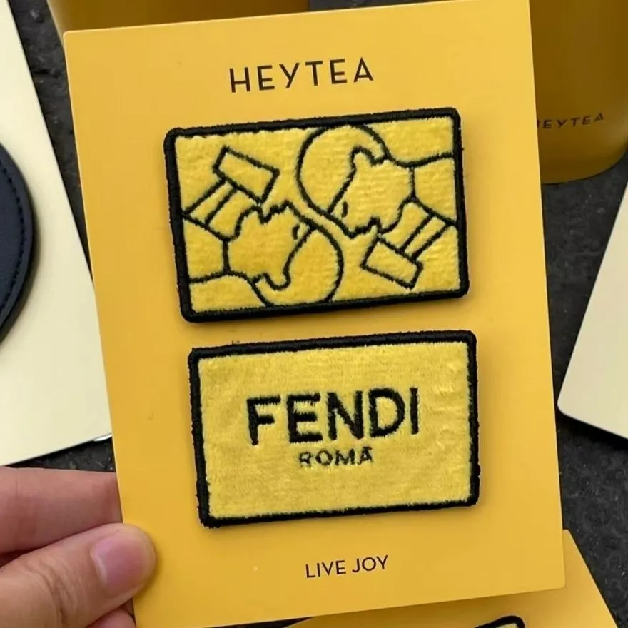 펜디 FENDI x 헤이티HEYTEA 콜라보 한정판 자수 휘장 뱃지 2p세트 | 크로켓