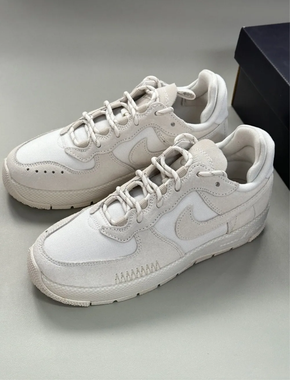 나이키 에어포스 1 와일드 팬텀 라이트 오어우드 브라운 우먼스 FB2348-002 | 크로켓