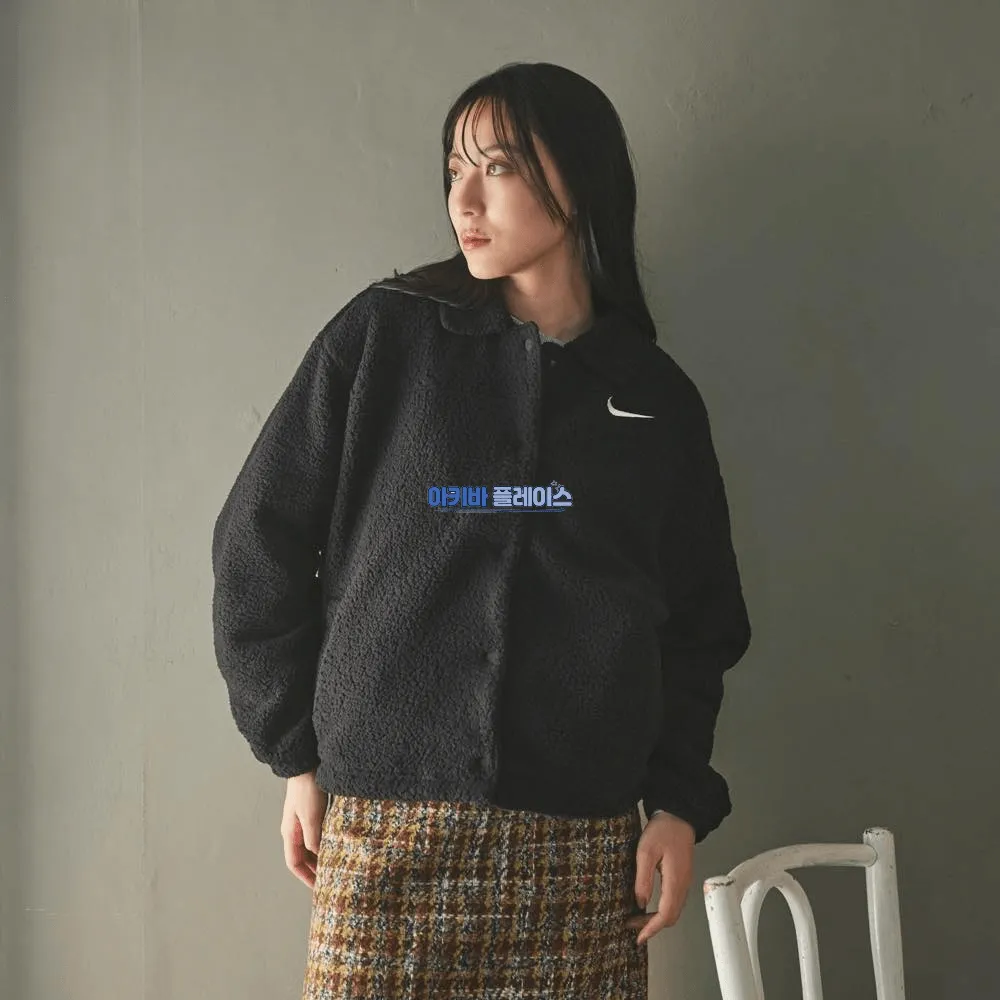 나이키 우먼스 스포츠웨어 스우시 뽀글이 카라 하이파일 버튼 후리스 자켓 블랙 FB8708 | 크로켓