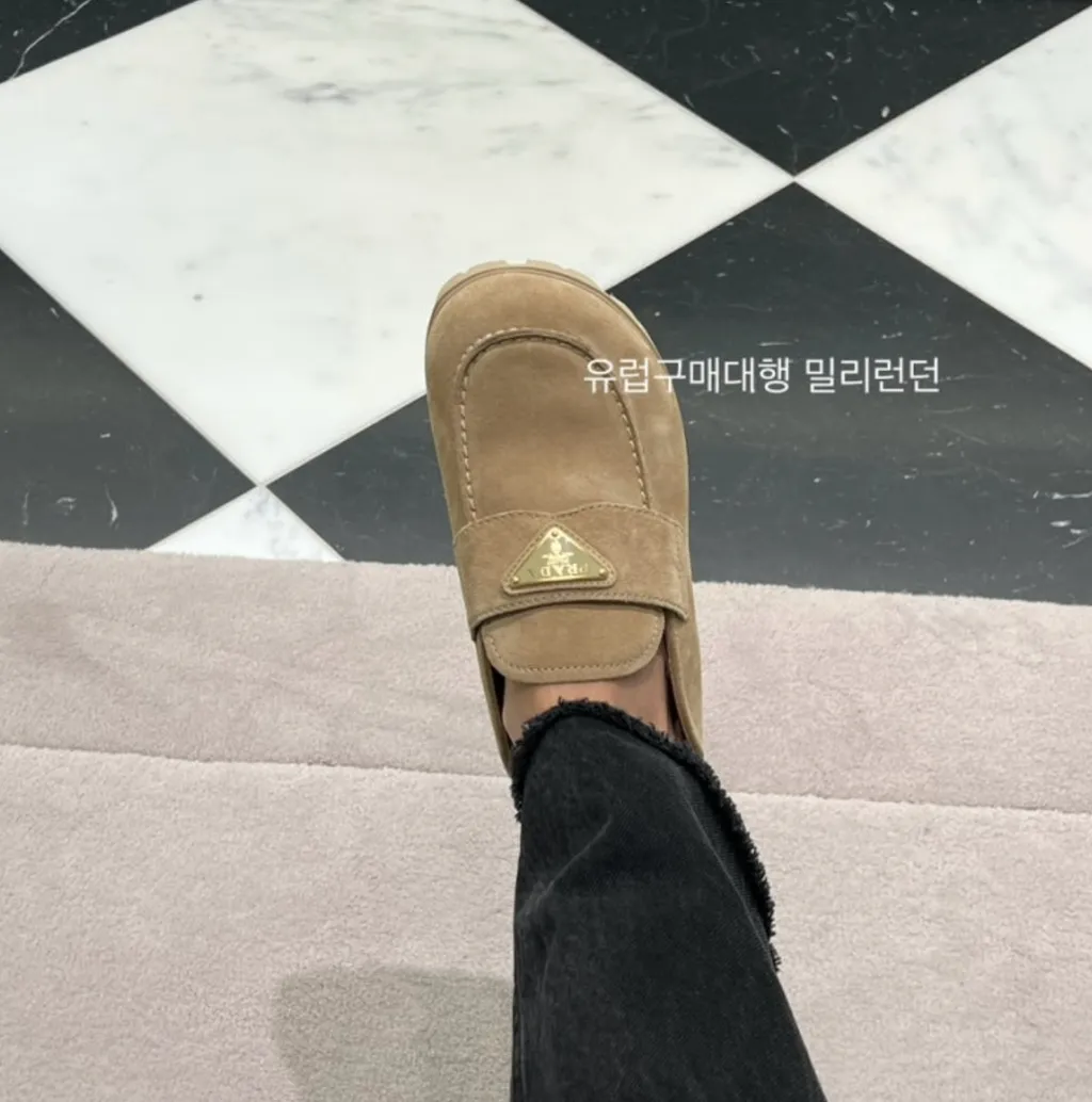 프라다 스웨이드 사보 슬리퍼 뮬 1S430N_054_F0379_F_020 | 상품 상세 | 크로켓