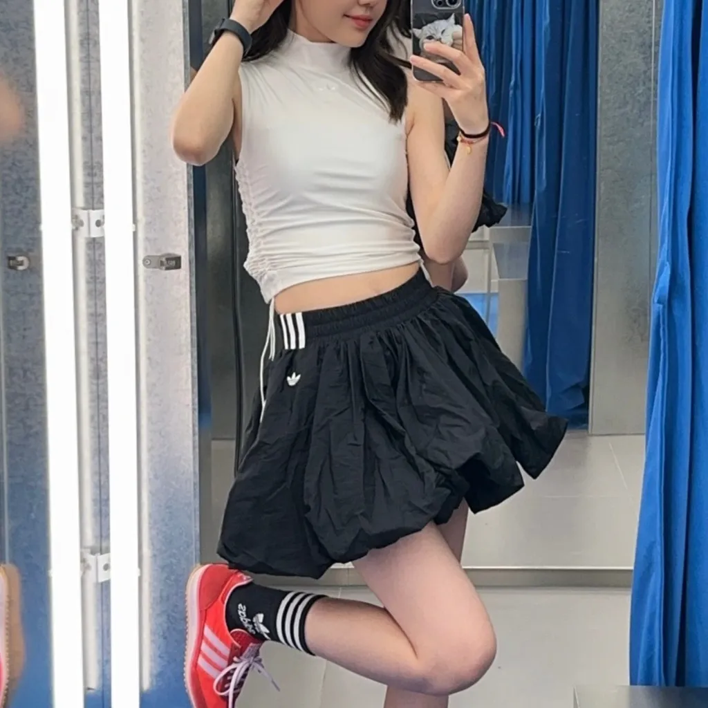 아디다스 우먼즈 오리지널 셔링 스트라이프 크롭 탑 클라우드 화이트 IY9232 | 상품 상세 | 크로켓