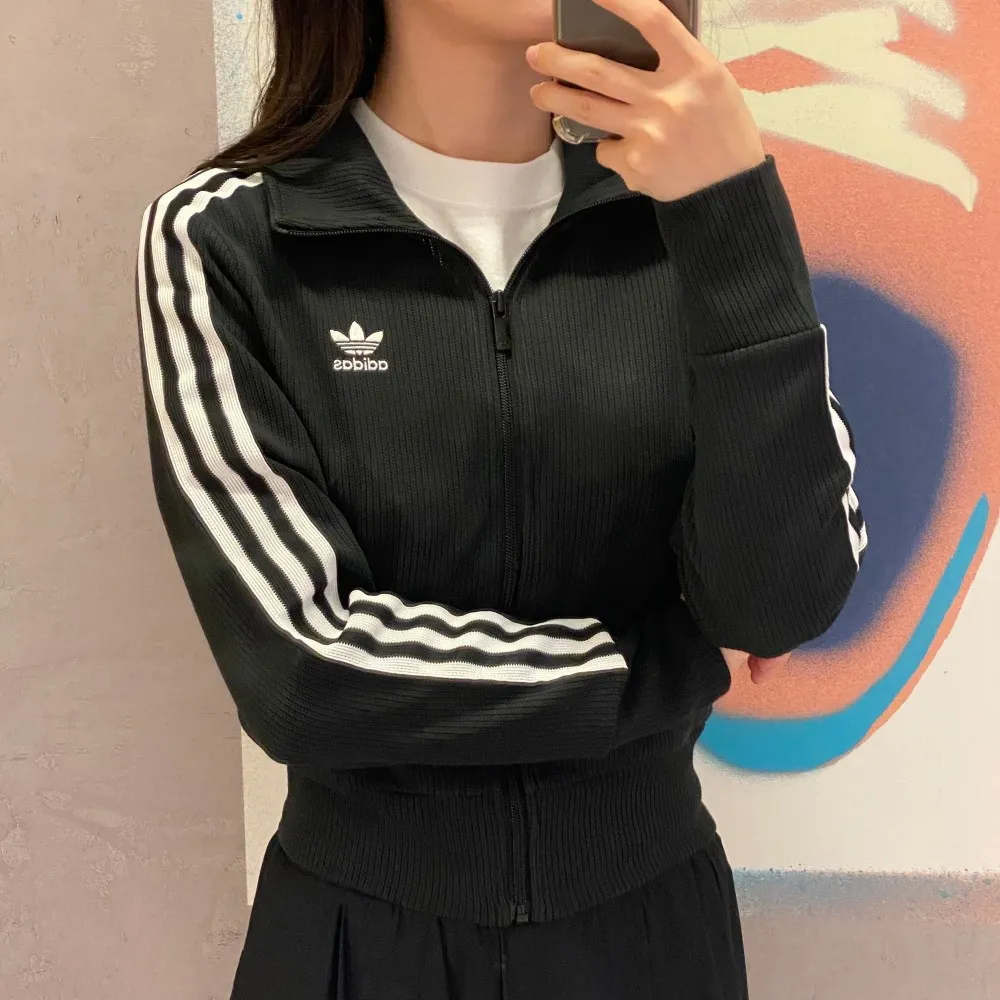 아디다스 레이디스 오리지널 슬림핏 니트탑 집업 블랙 JUJ57 IY7278 [입점 특가딜] | 상품 상세 | 크로켓