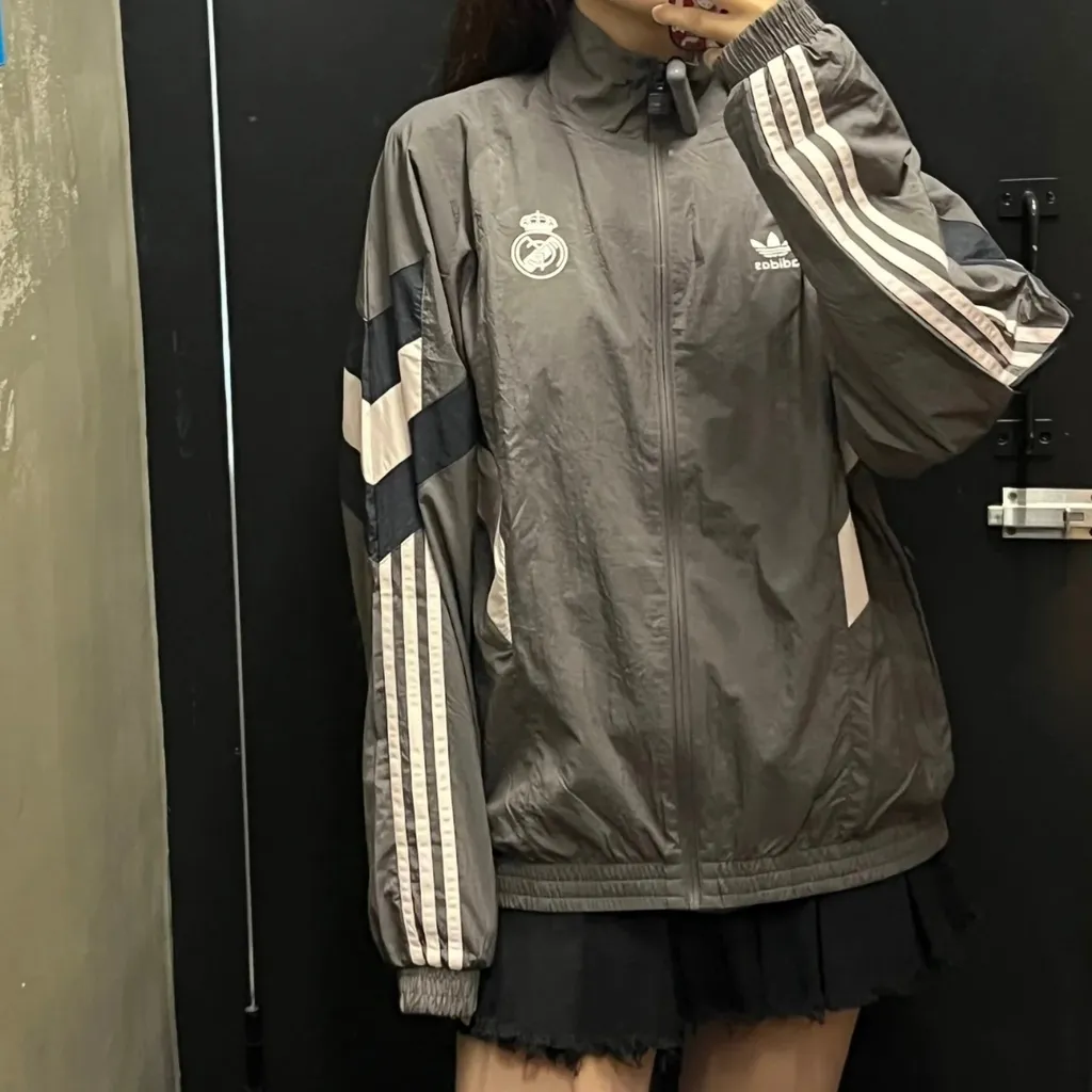 [무료배송/빠른출고] 아디다스 레알 마드리드 라이프스타일러 앤섬 트랙 탑 차콜 JI9479 | 상품 상세 | 크로켓