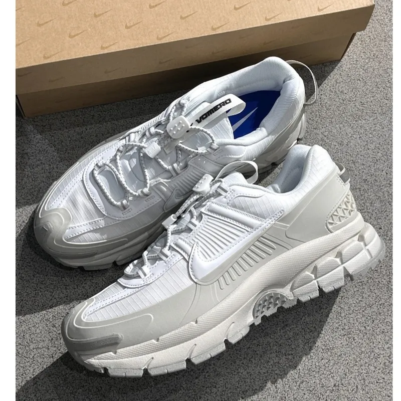 나이키 줌 보메로 5 롬 겨울 방수화 써밋 화이트 [HV5951-100 / HV6410-100] | 크로켓