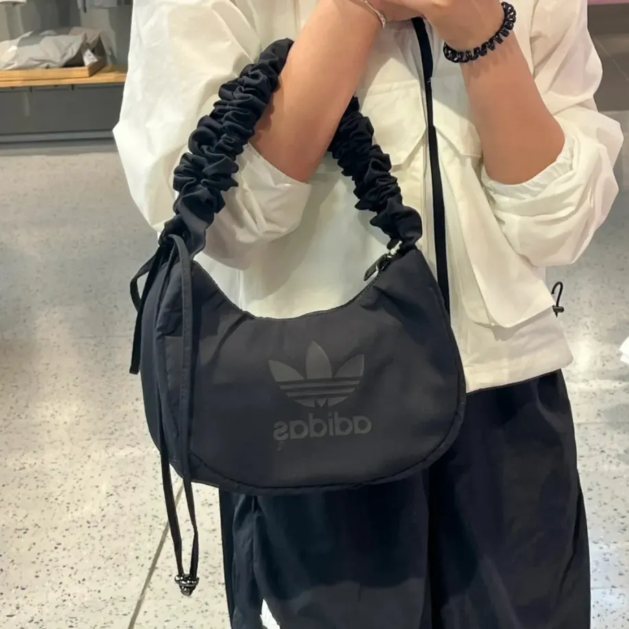 아디다스 오리지널 셔링 곱창 가방 숄더 미니백 블랙 JP0144 | 상품 상세 | 크로켓