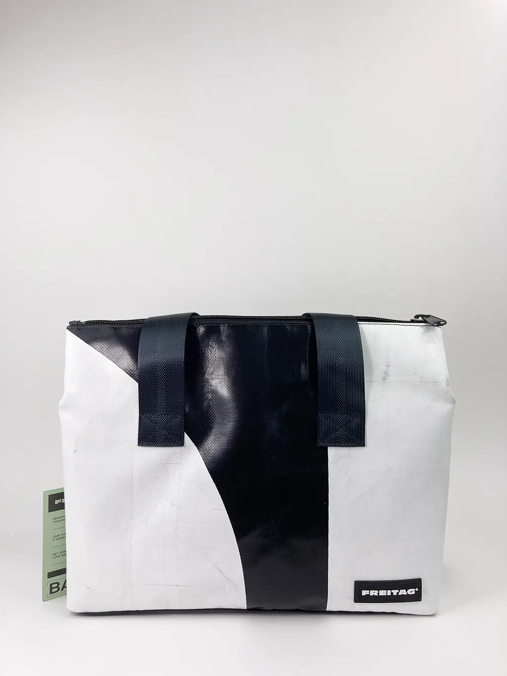 FREITAG 프라이탁 로이스 스포츠백 F45 Lois 화이트 블랙 | 크로켓