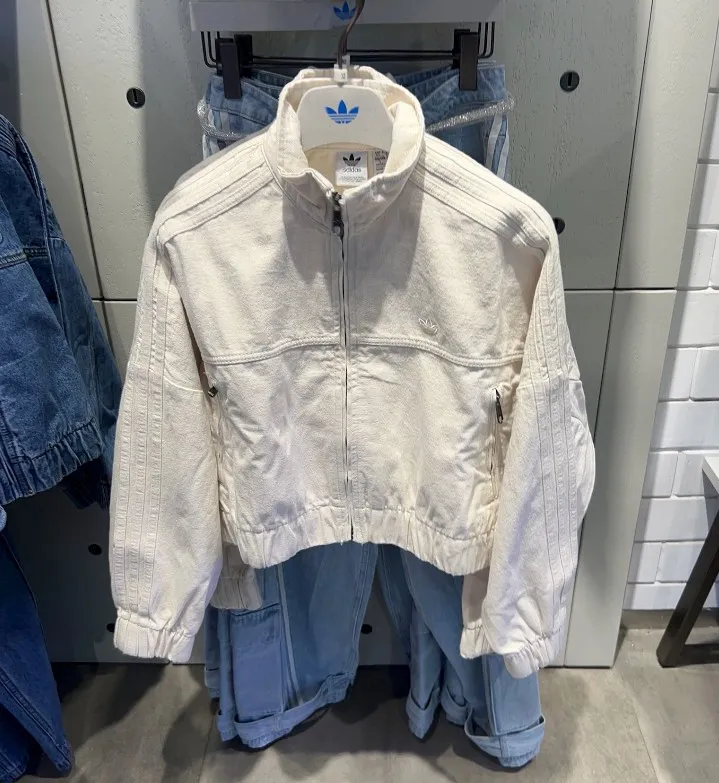 아디다스 에센셜 하이넥 데님 집업 크롭 자켓 아이보리 IW5748 | 크로켓