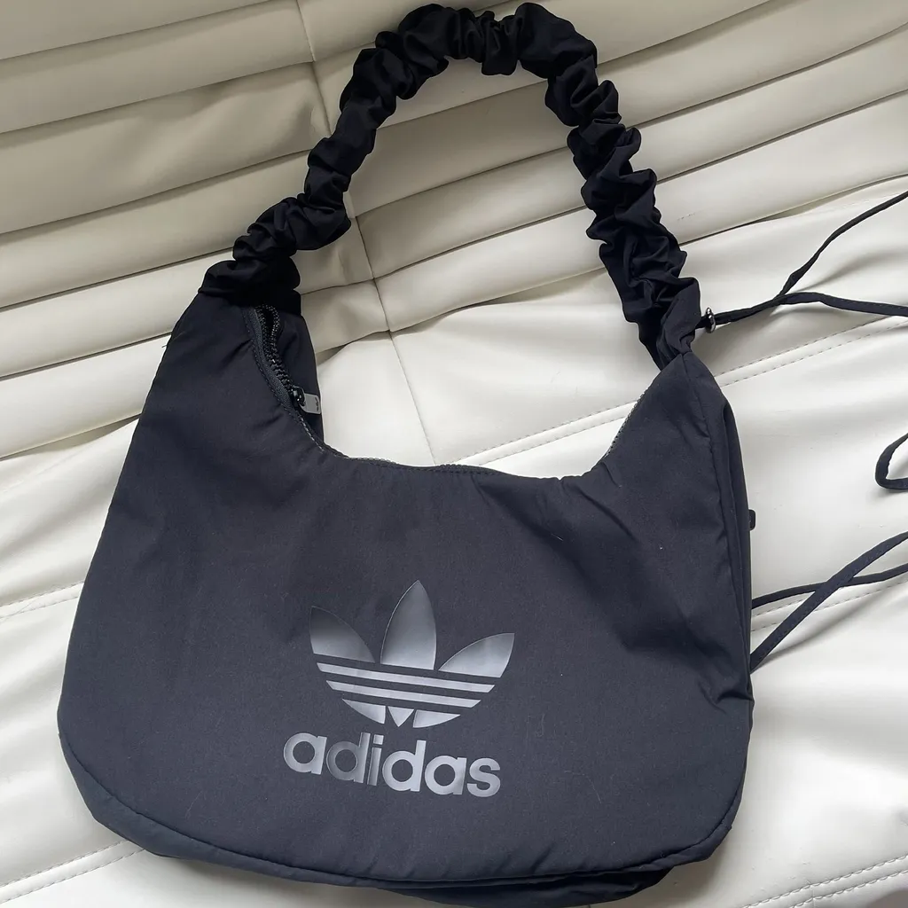 아디다스 블랙 스몰 숄더백 JP0144 | 크로켓