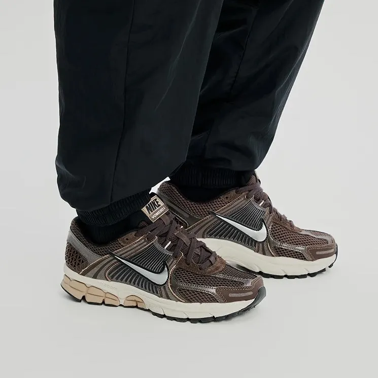 나이키 우먼즈 에어 줌 보메로 5 바로크 브라운 초콜릿 FN6742-201 | 상품 상세 | 크로켓