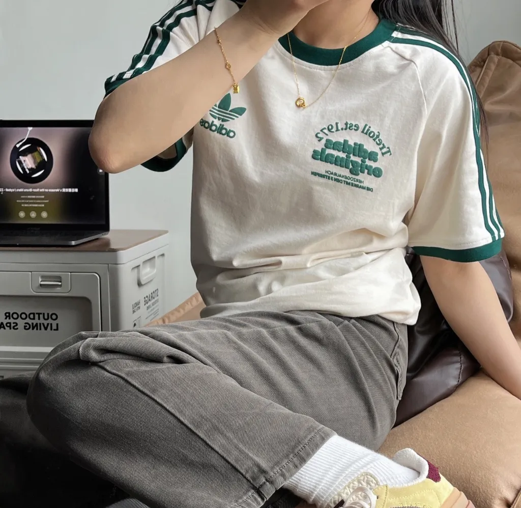 [빠른 출고] 아디다스 그래픽 캘리 삼선 스트라이프 반팔 티셔츠 IU0217 | 상품 상세 | 크로켓