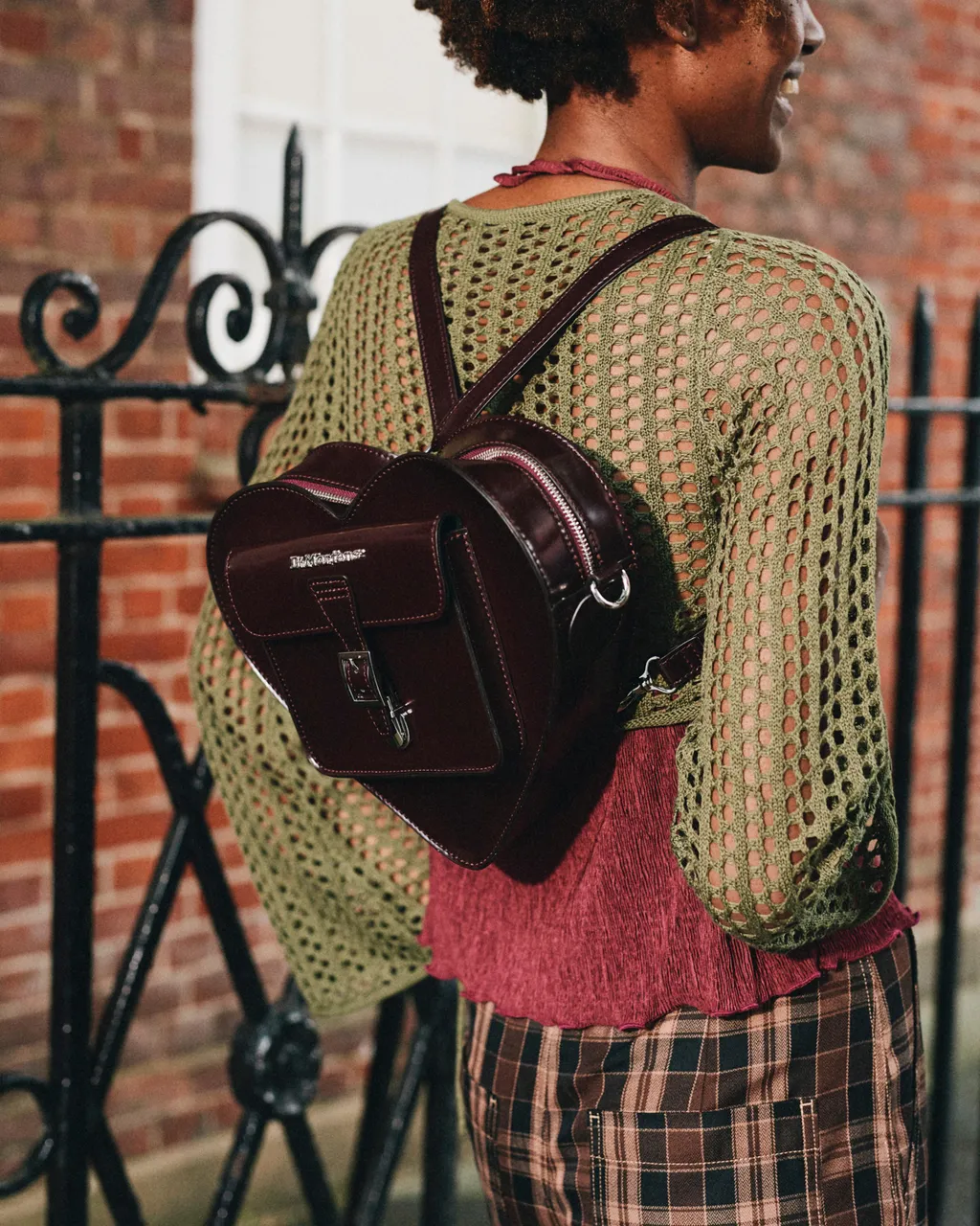 닥터마틴 하트 백팩 숄더백 겸용 체리색상 가죽백 신상 | 크로켓