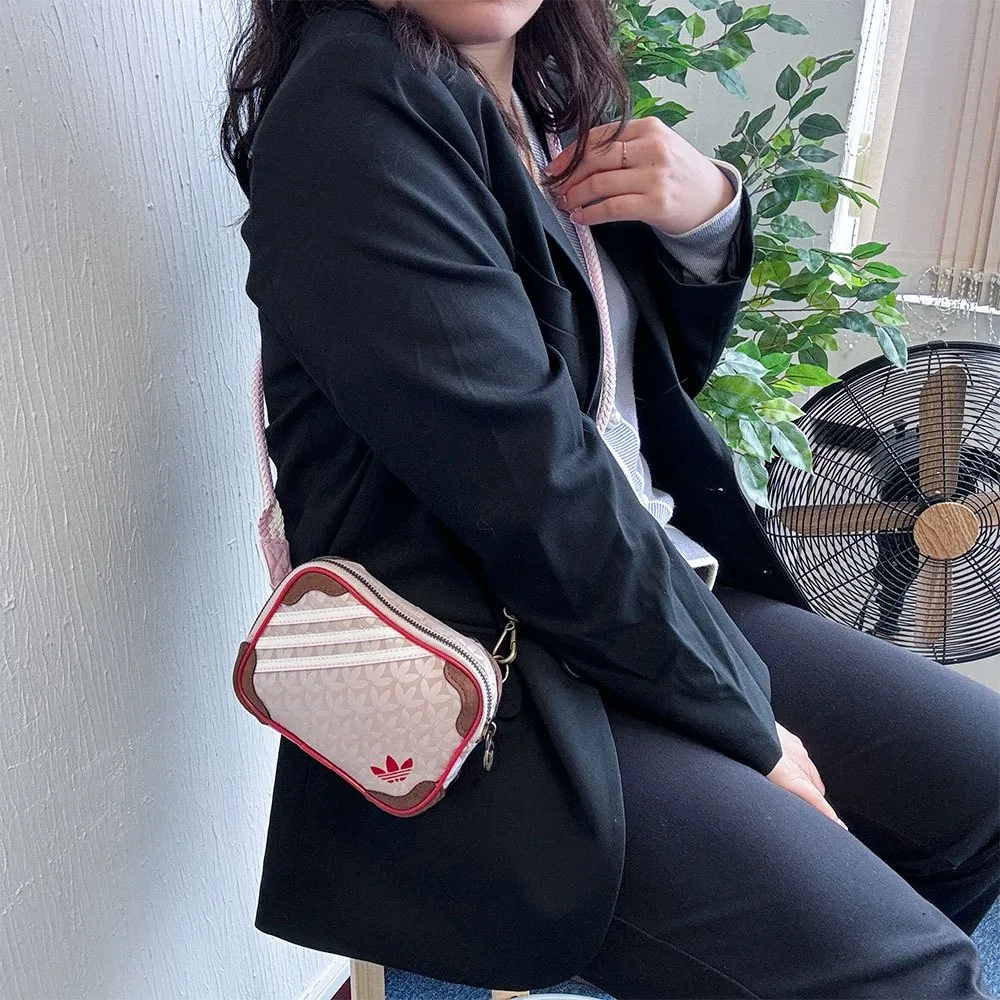 아디다스 오리지널 트레포일 모노그램 자카드 스웨이드 미니 에어라이너 백 IT7381 | 크로켓