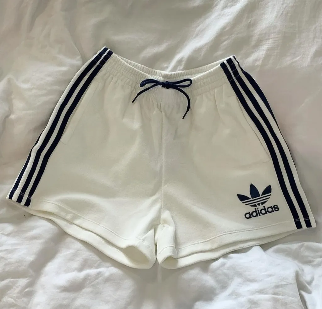 아디다스 오리니널 반바지 테리 숏 팬츠 우먼 오프화이트 IT9841 [전세계 아디다스 쇼츠] | 상품 상세 | 크로켓