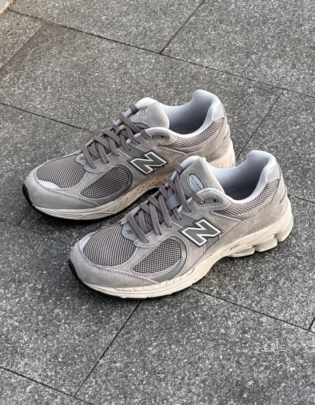 뉴발란스 2002R 운동화 프리미엄 빈티지 그레이 M2002RNM | 크로켓