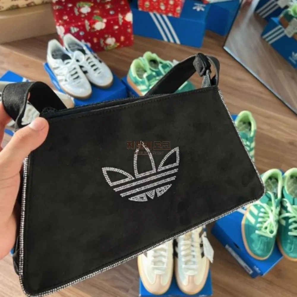 아디다스 라인스톤 페이크 스웨이드 여성 숄더백 블랙 IT7375 | 상품 상세 | 크로켓