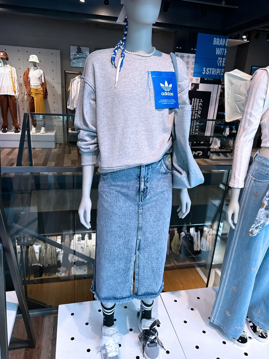 아디다스 x 크세니아 슈나이더 KSENIASCHNAIDER 데님 맥시 스커트 라이트 데님 IW5665 | 크로켓