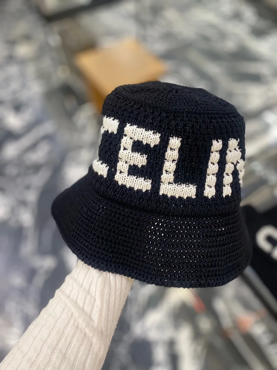 셀린느 모자 크로셰 코튼 버킷햇 CELINE 비니 블랙 에크루 2AE5S817X.38EC | 상품 상세 | 크로켓