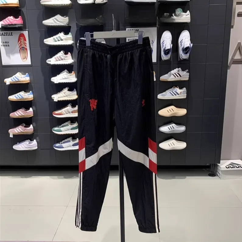 아디다스 오리지널 맨체스터 유나이티드 트랙 팬츠 우븐 트레이닝 바지 IS6527 | 크로켓