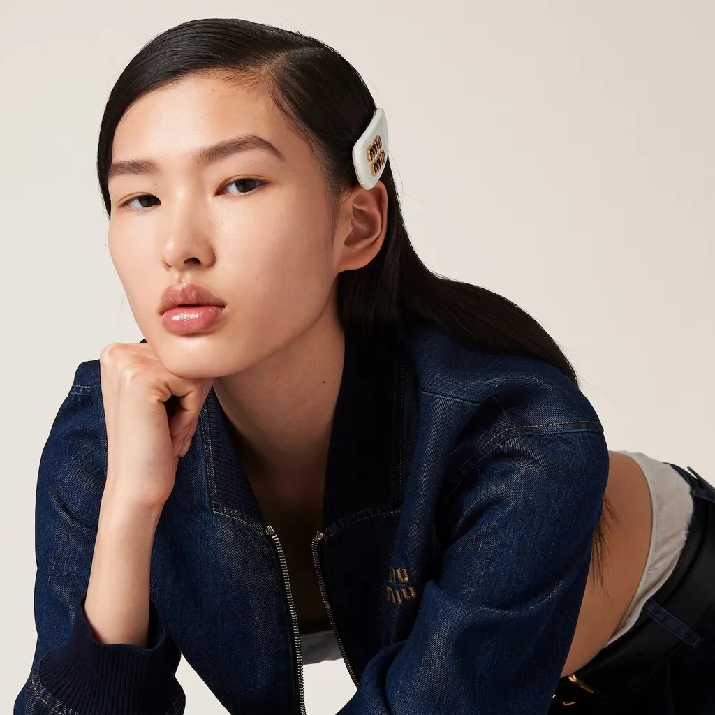 미우미우 여성 헤어핀 페이턴트 가죽 헤어 클립 화이트 5IF092 069 F0009 | 상품 상세 | 크로켓