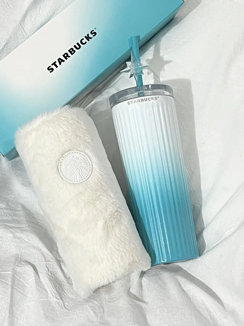 스타벅스 중국 공홈 2023 크리스마스MD 인조퍼 파우치+블루 정글 텀블러 473ML 세트 | 상품 상세 | 크로켓