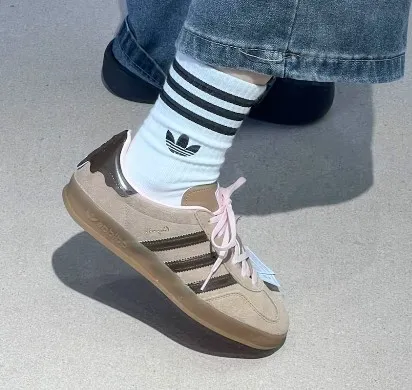 아디다스 가젤 인도어 스니커즈 모카 브라운 핑크 검 JR8028 | 크로켓