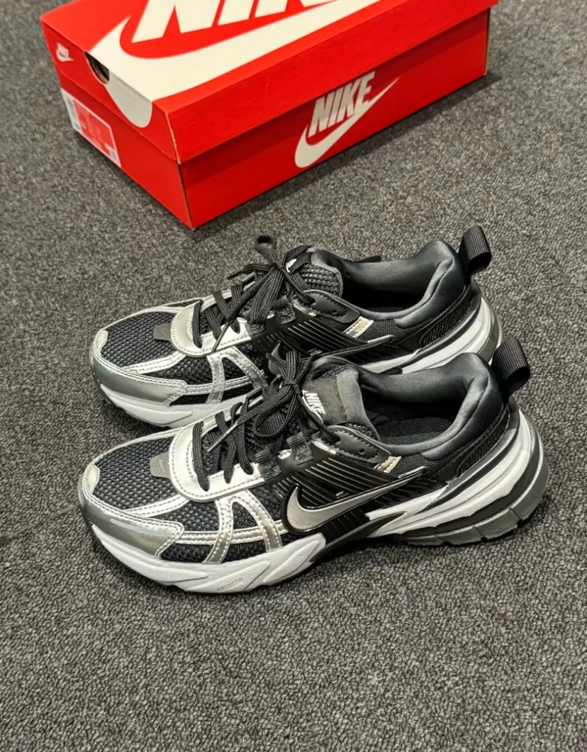 나이키 W V2K RUN 실버 스톤 블랙 FD0736-005 | 크로켓