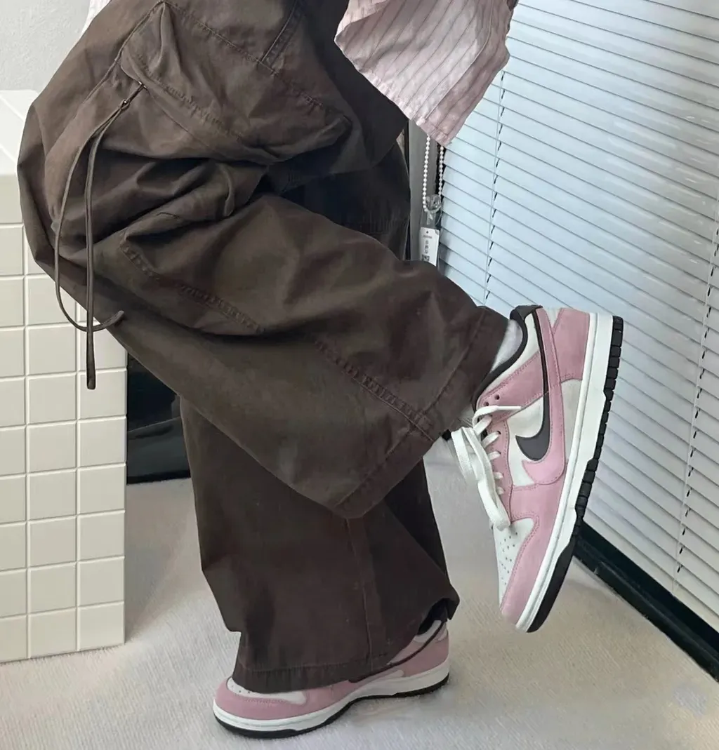 [빠른 출고] 나이키 덩크 로우 SE 더블 스우시 여성 운동화 핑크 브라운 HV1799-161 | 크로켓