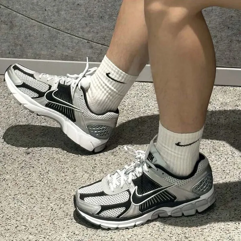 나이키 줌 보메로 5 운동화 메탈릭 실버 블랙 FJ4151-004 | 크로켓