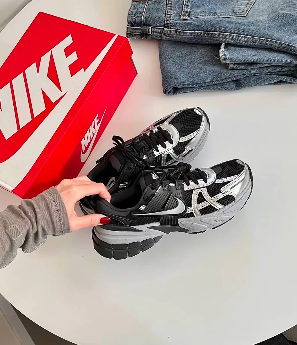 [무료배송]나이키 우먼스 V2K 런 운동화 런닝화 블랙 다크 스모크 그레이 FD0736-005 | 상품 상세 | 크로켓