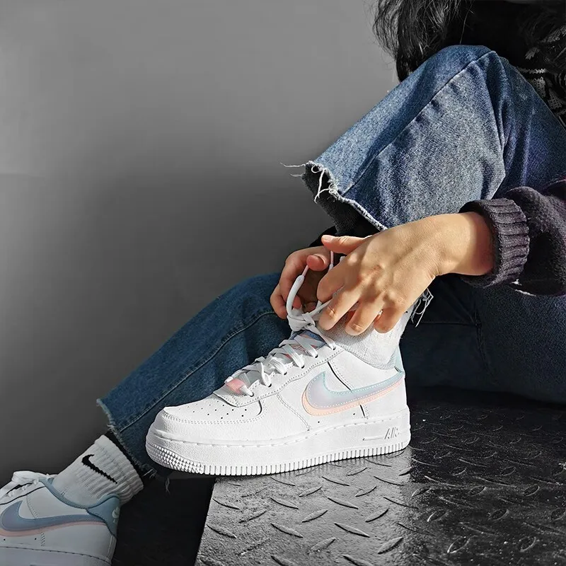 나이키 에어포스1 로우 더블스우시 화이트 펀치 블루 파스텔 GS CW1574-100 [국내 미출시] | 크로켓