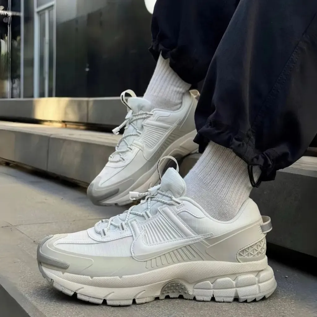 나이키 줌 보메로 5 롬 여성 겨울 운동화 써밋 화이트 HV6410-100 | 크로켓