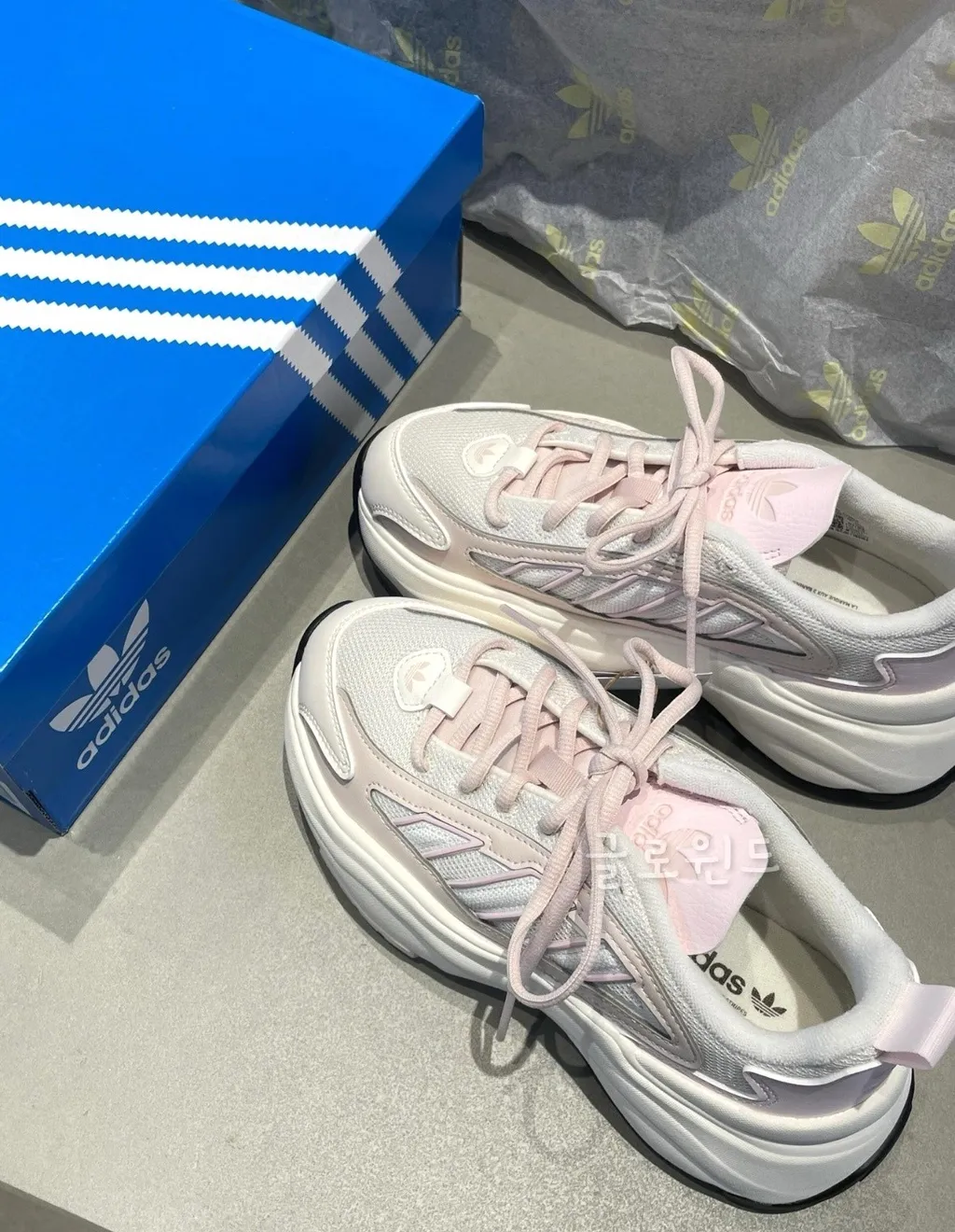 아디다스 오즈가이아 키높이 여성 운동화 화이트 핑크 IG6044 | 크로켓