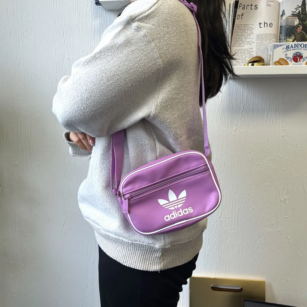아디다스 클래식 미니 에어라이너 백 크로스백 가방 퍼플 IX7486 | 크로켓